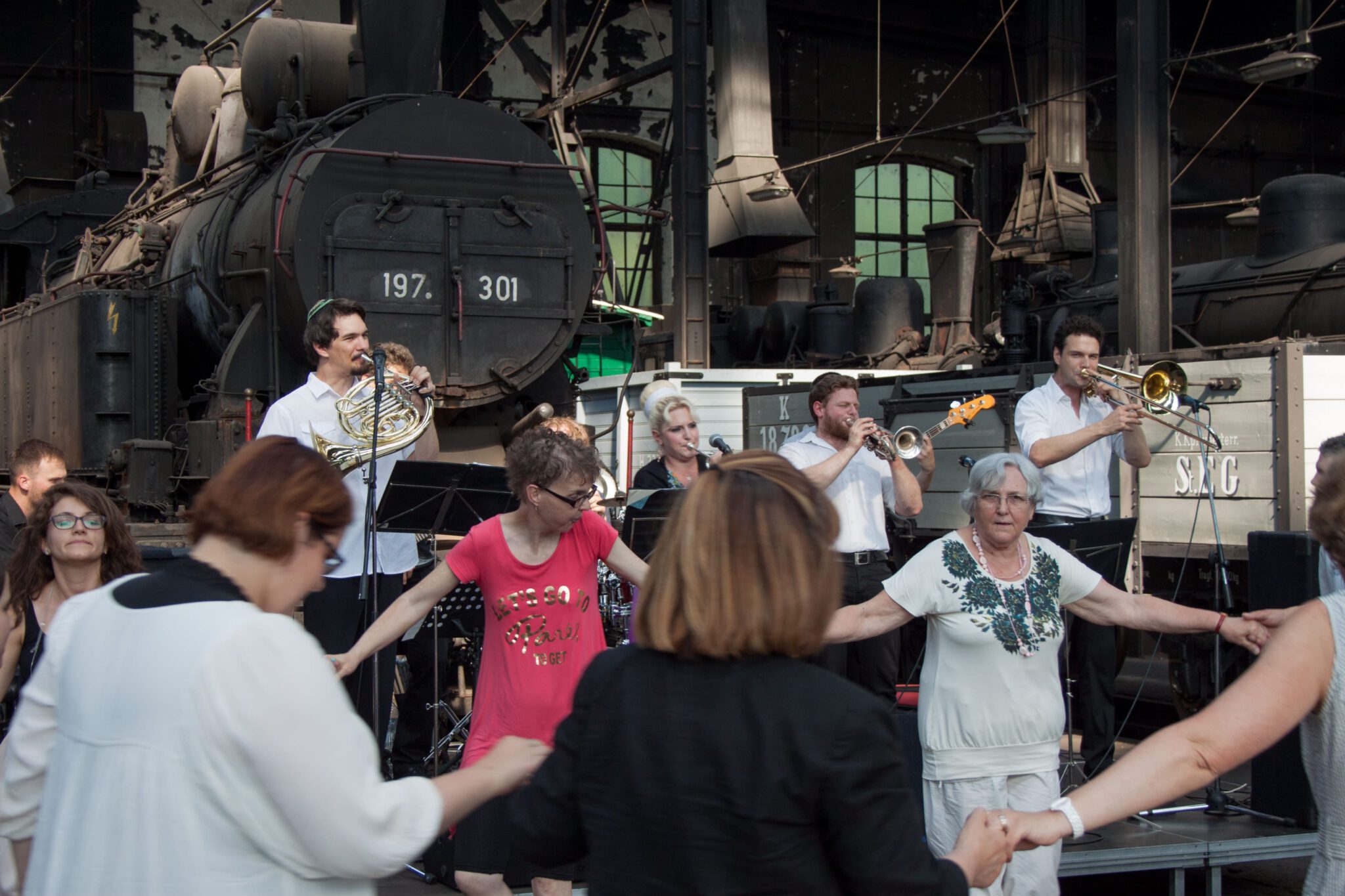 Übergabe des Erinnerungsmals für die Opfer des Durchgangslagers Strasshof - Seven Places